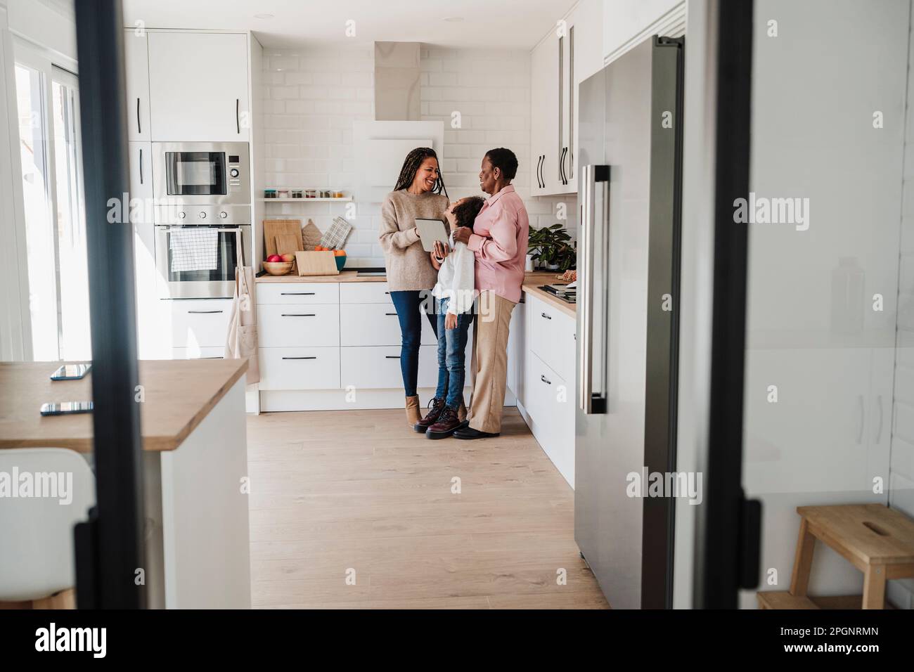 Daughter senior mother tablet pc hi-res stock photography and images ...