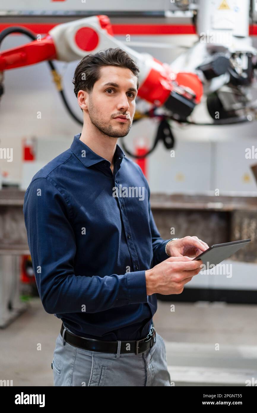 Engineer men teamwork tablet hi-res stock photography and images - Alamy