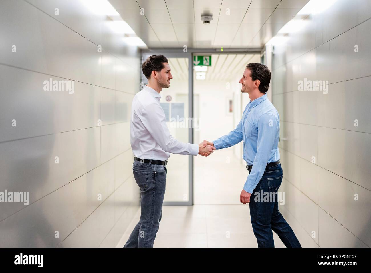 Handshake standing horizontal hi-res stock photography and images - Alamy