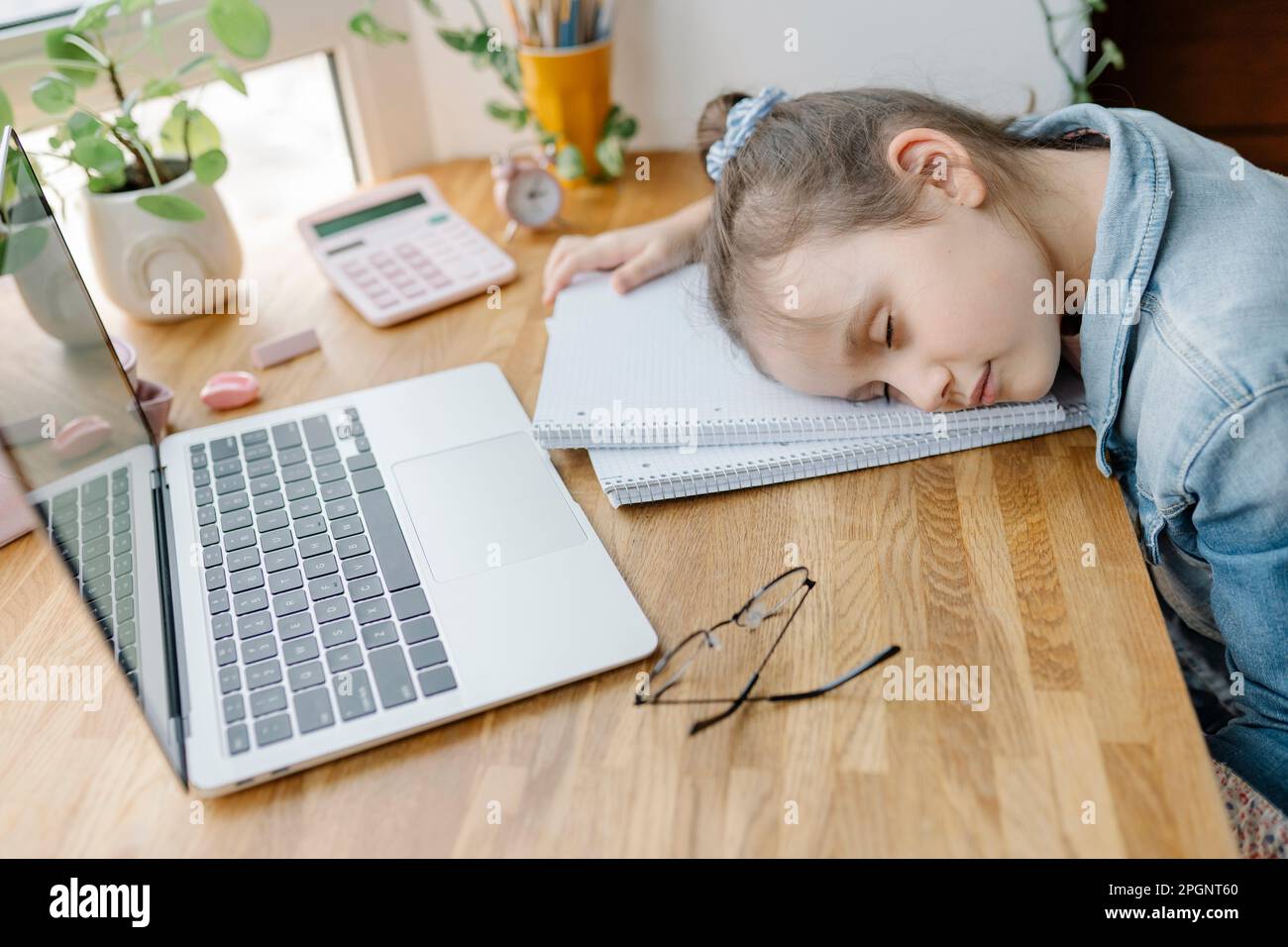 Girl head side view hi-res stock photography and images - Alamy