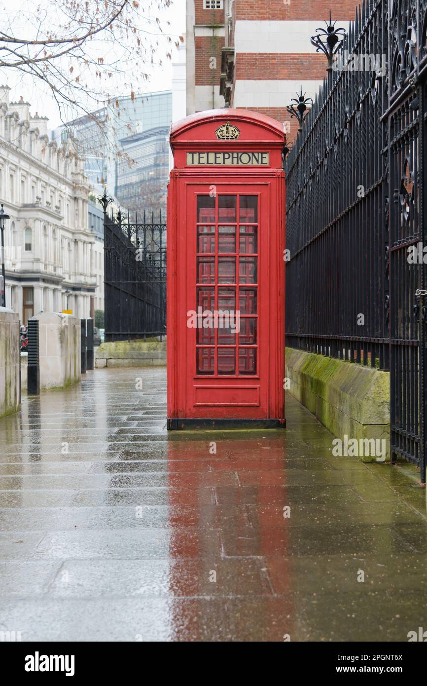 London phone booth hi-res stock photography and images - Alamy