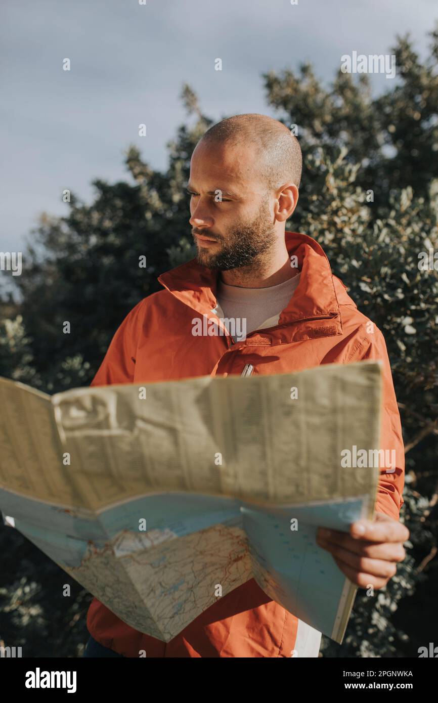 Man reading map hi-res stock photography and images - Alamy