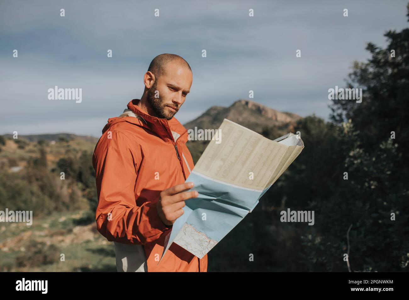 Man reading map hi-res stock photography and images - Alamy