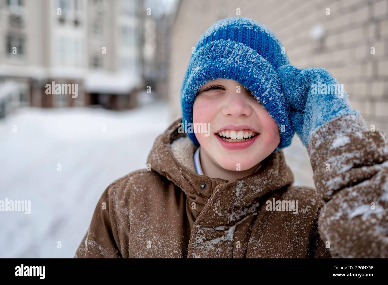 Happy boy in blue hi-res stock photography and images - Alamy