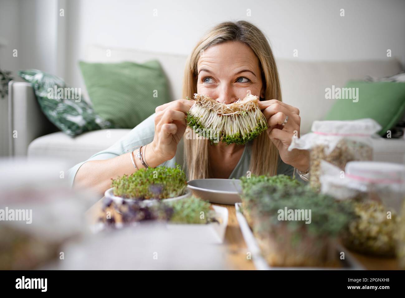Covering mouth while eating hi-res stock photography and images - Alamy