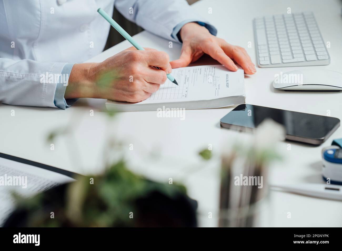 Hand pen desk hi-res stock photography and images - Alamy