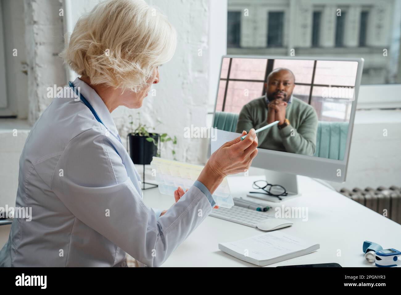 Mature doctor patient video hi-res stock photography and images - Alamy