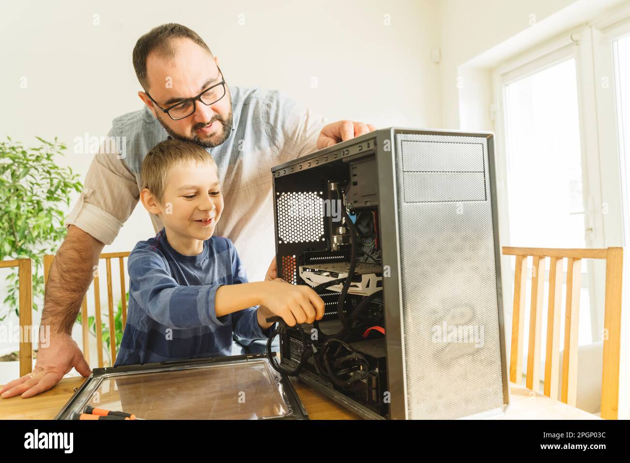 Father son computer hi-res stock photography and images - Alamy