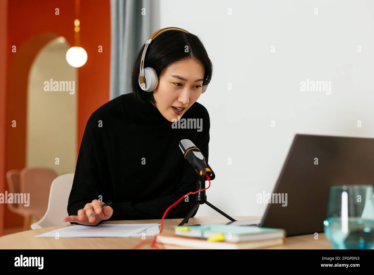 Woman people talking microphone hi-res stock photography and images - Alamy