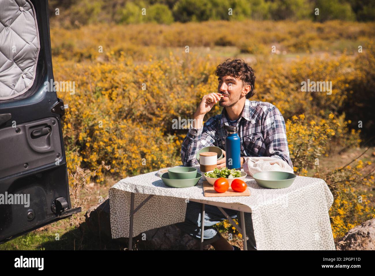Man eating table hi-res stock photography and images - Alamy