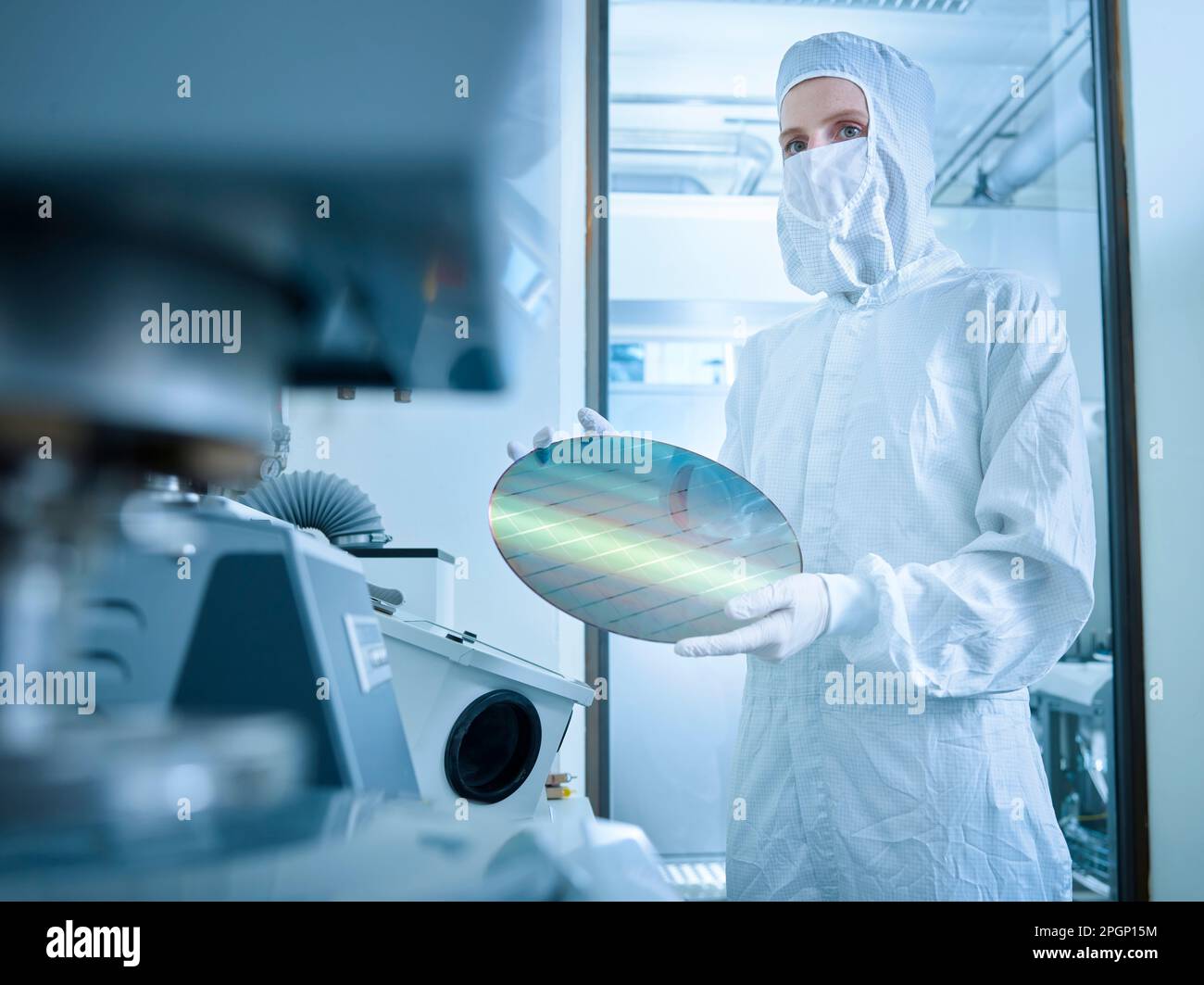 Semiconductor wafer engineer hi-res stock photography and images - Alamy