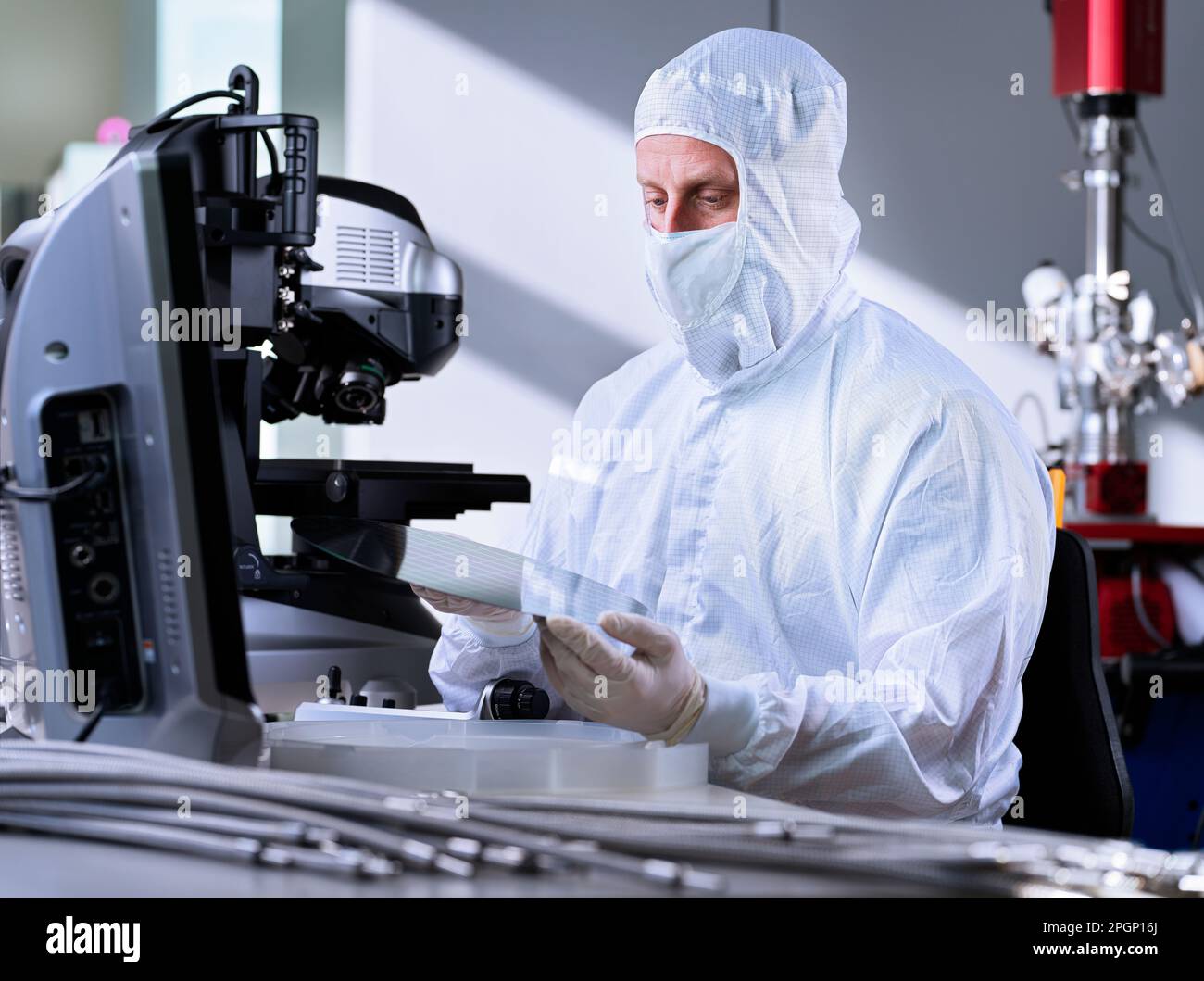 Semiconductor wafer engineer hi-res stock photography and images - Alamy