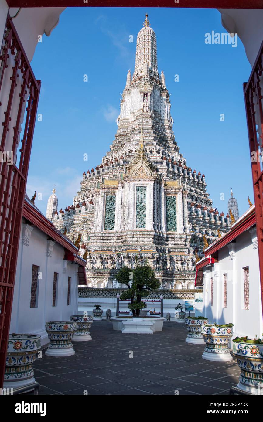 Impressive architectural details of Wat Arun (The Temple of Dawn) in ...
