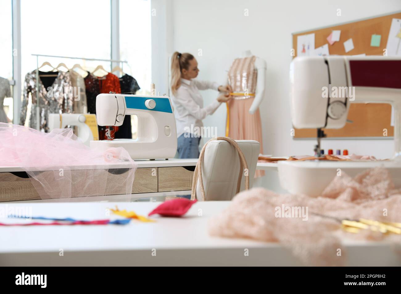 Table sewing machine hi-res stock photography and images - Alamy