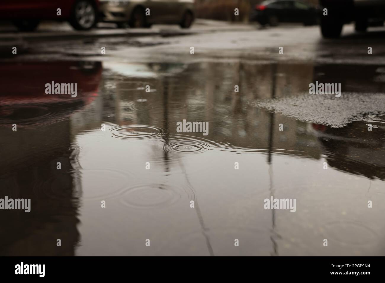 Raindrops falling on ground hi-res stock photography and images - Alamy