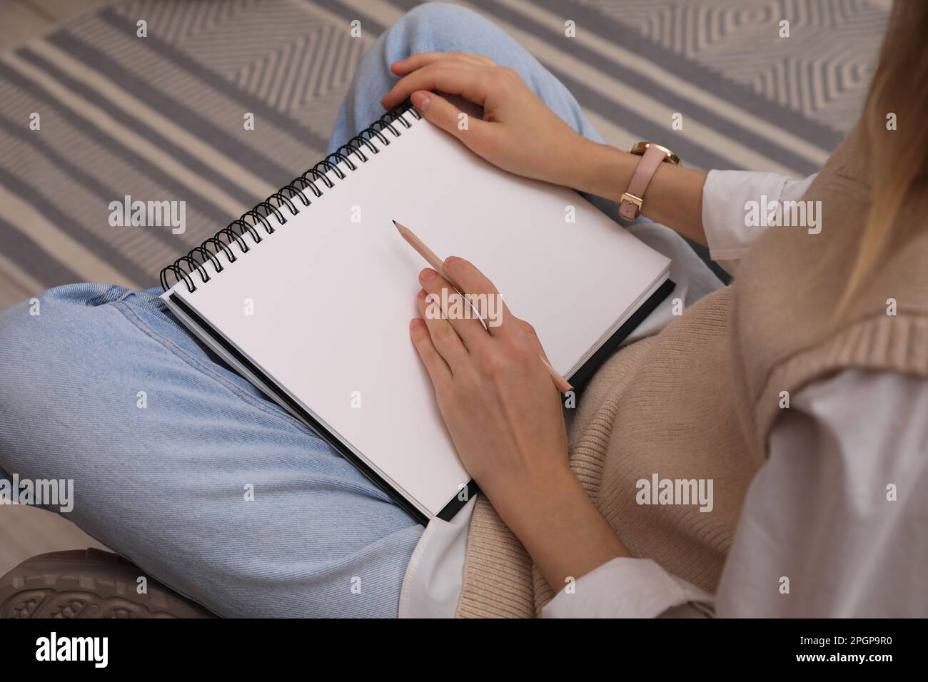 Woman drawing in sketchbook home hi-res stock photography and images ...