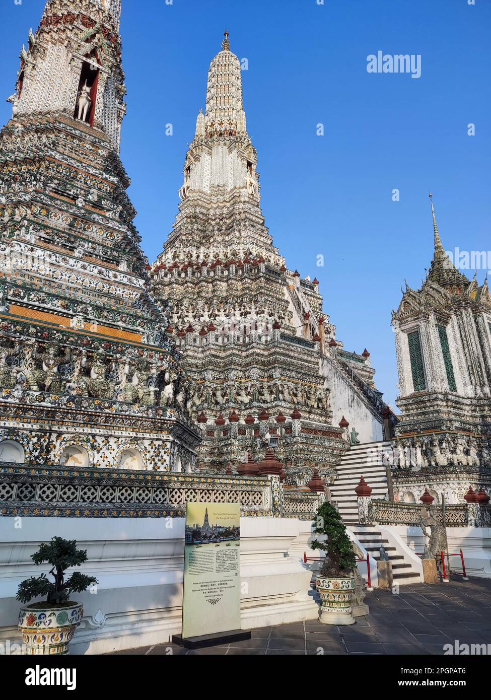Impressive architectural details of Wat Arun (The Temple of Dawn) in ...