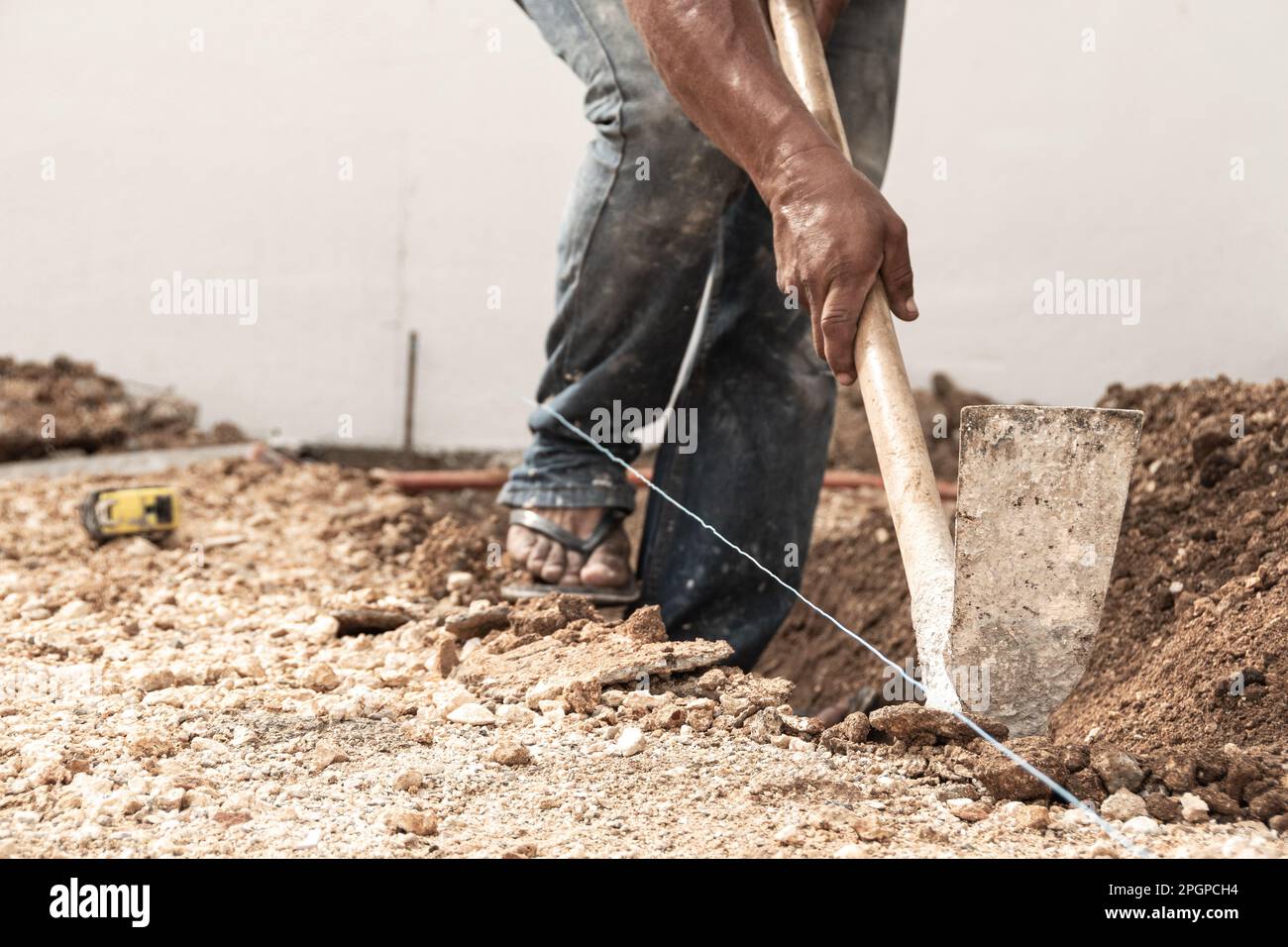 Worker digging a hole hi-res stock photography and images - Alamy