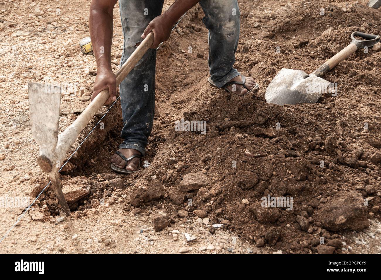 Man is digging a pit hi-res stock photography and images - Alamy
