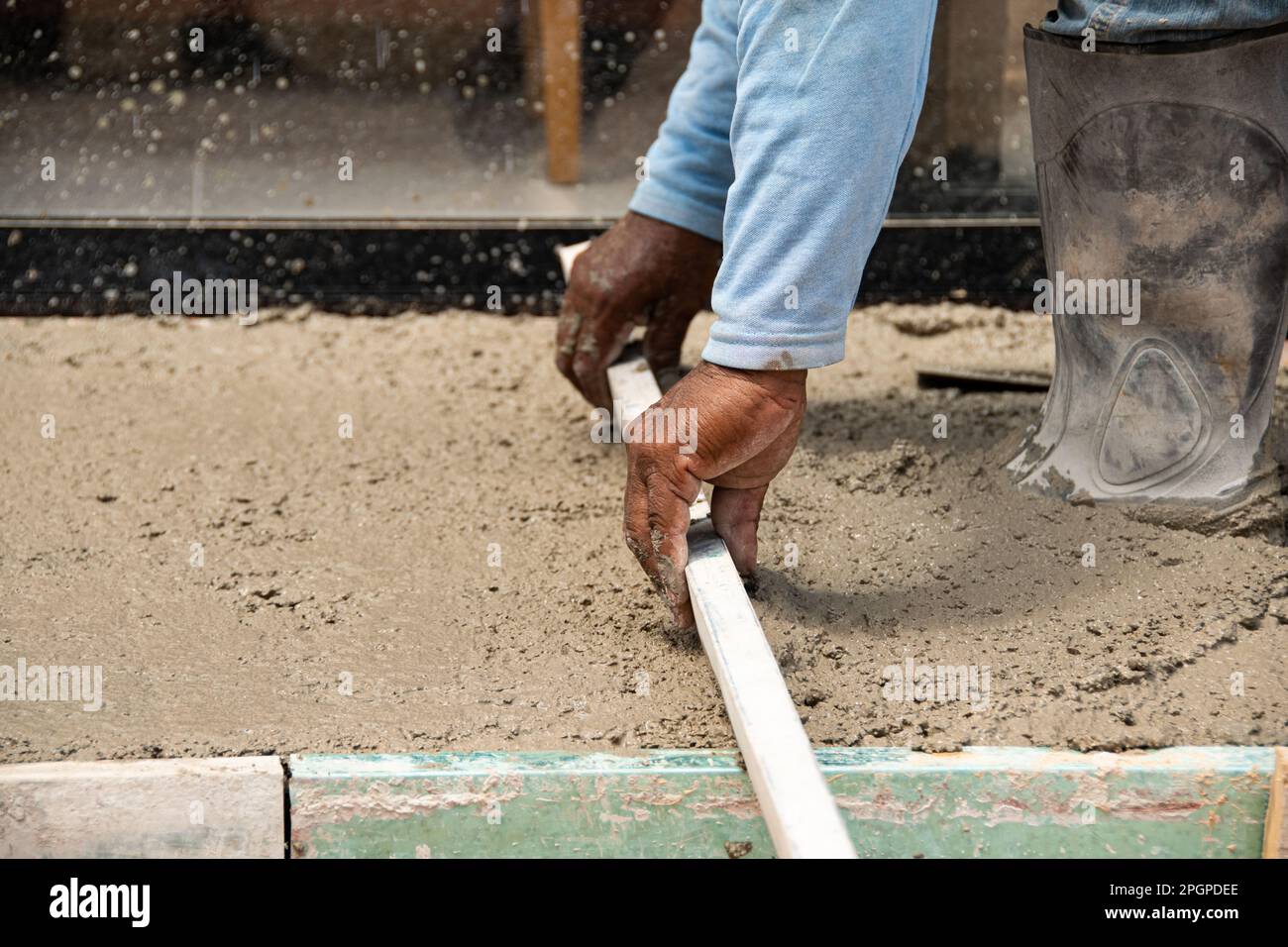Applying cement hi-res stock photography and images - Alamy