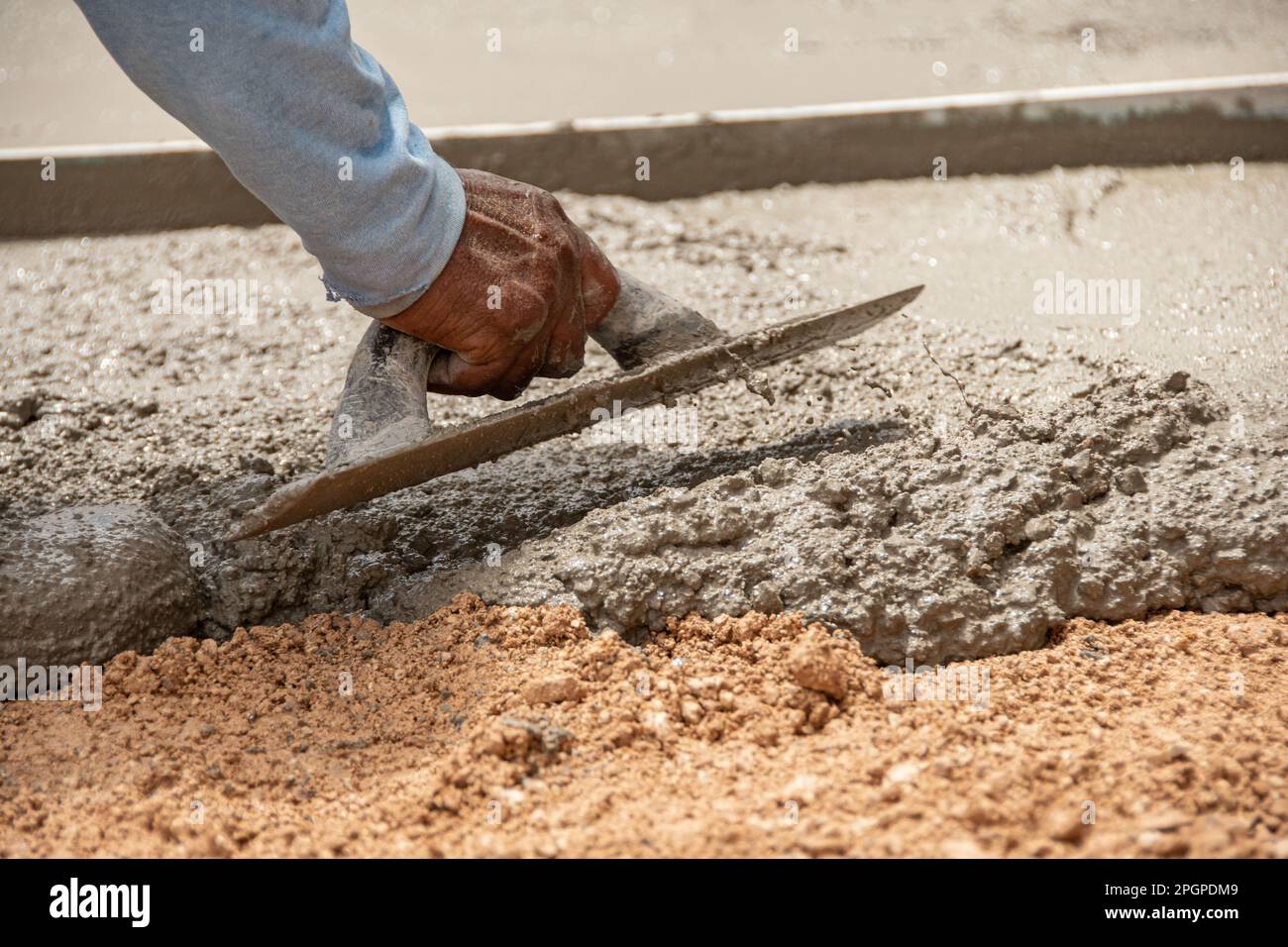 mason's hands laying cement on the floor Stock Photo - Alamy