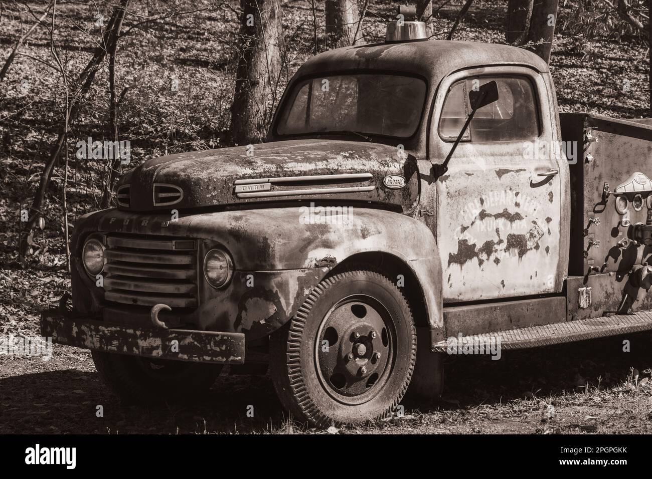 Old Rusty Fire Engine Yard Decoration Stock Photo - Alamy
