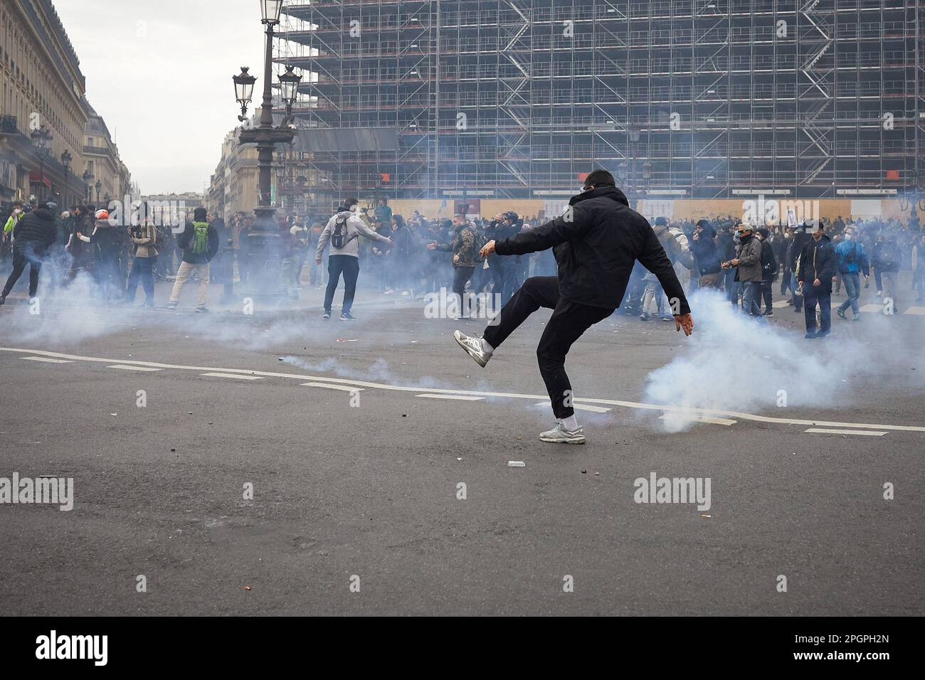 Paris, France. 23rd Mar, 2023. Demonstrators clash with police on the ...