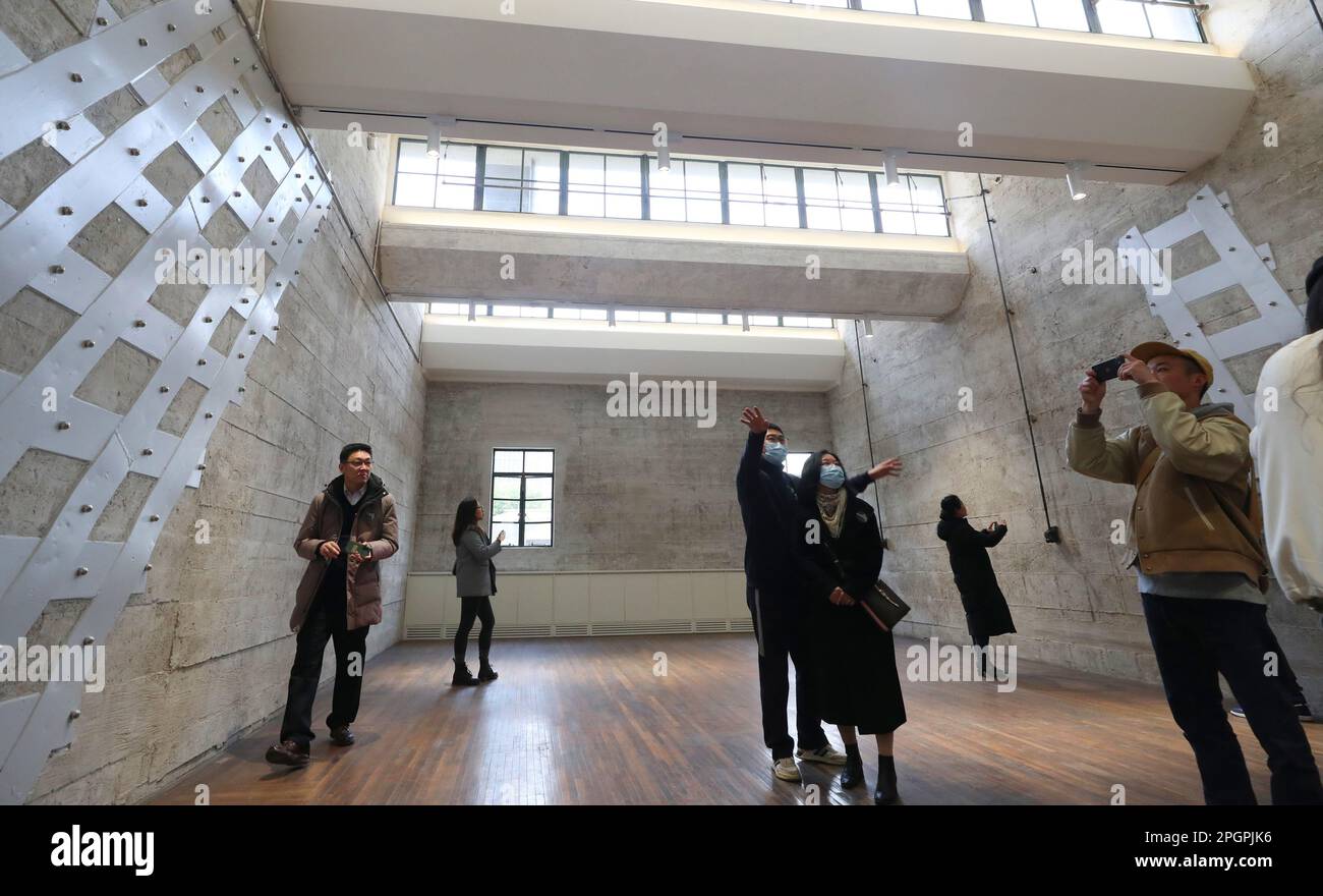 (230324) -- SHANGHAI, March 24, 2023 (Xinhua) -- People visit the ...