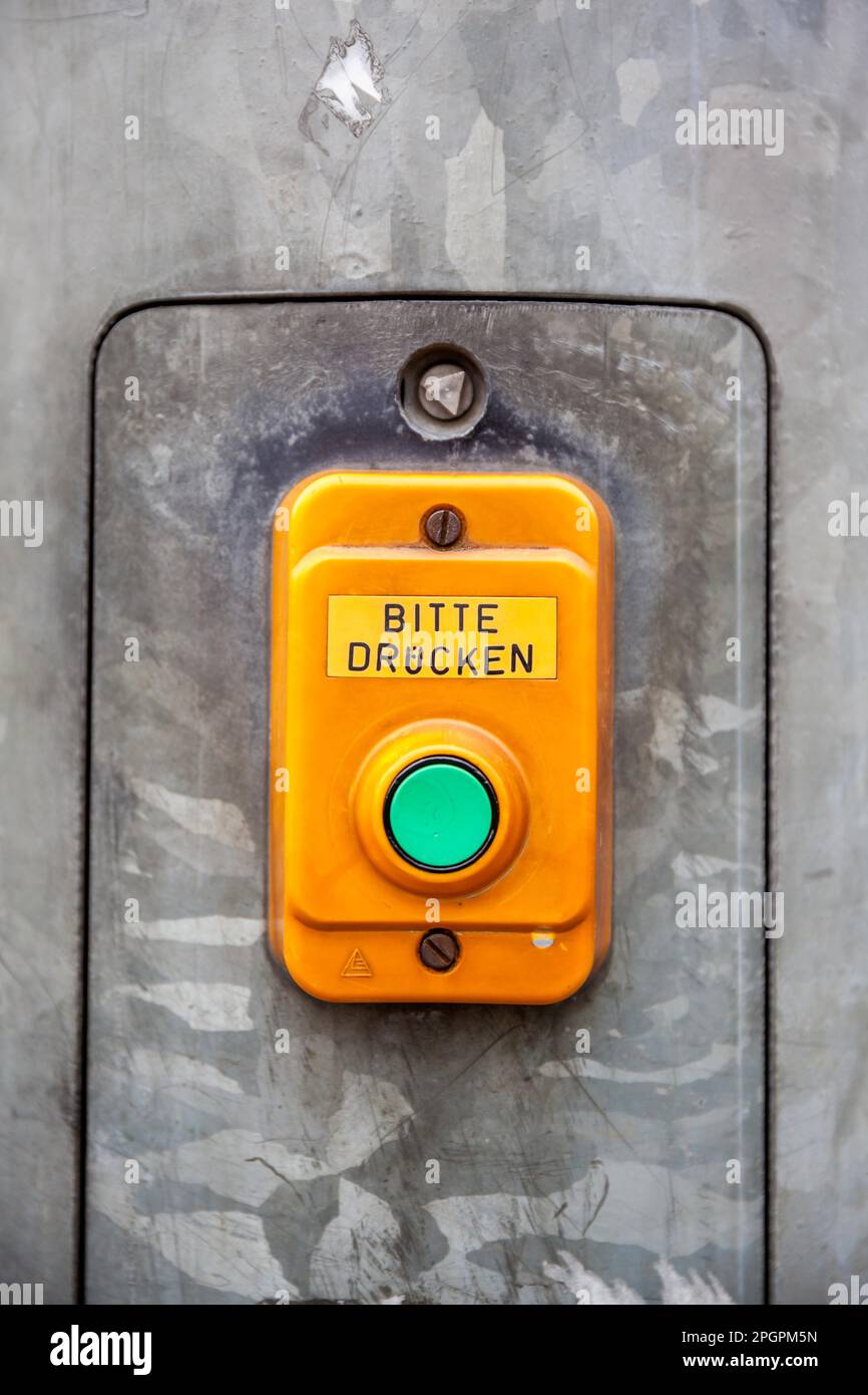 PLEASE press button request green traffic light Stock Photo - Alamy