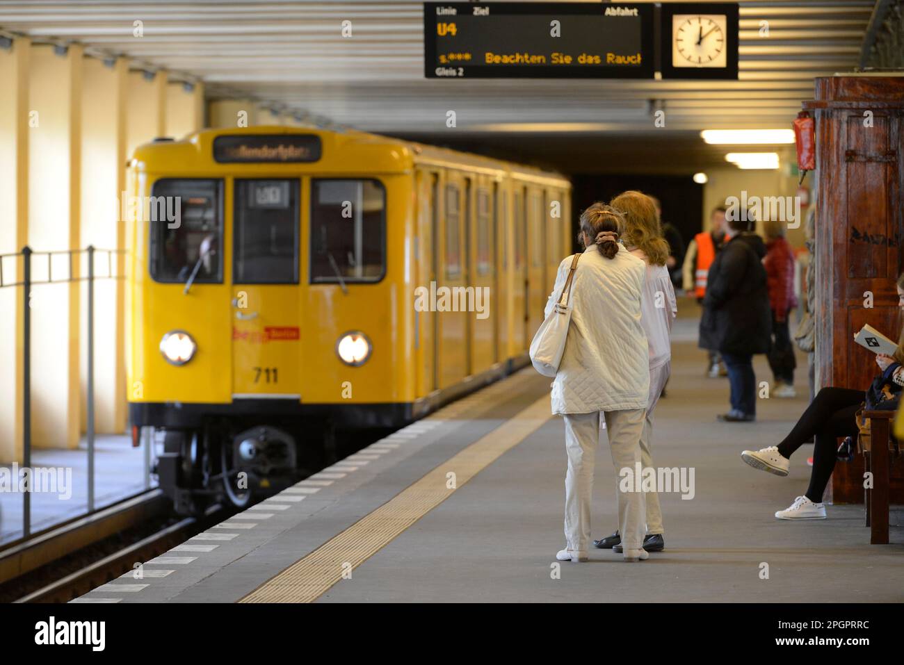 Rathaus Schoeneberg underground station, Rudolph-Wilde-Park ...
