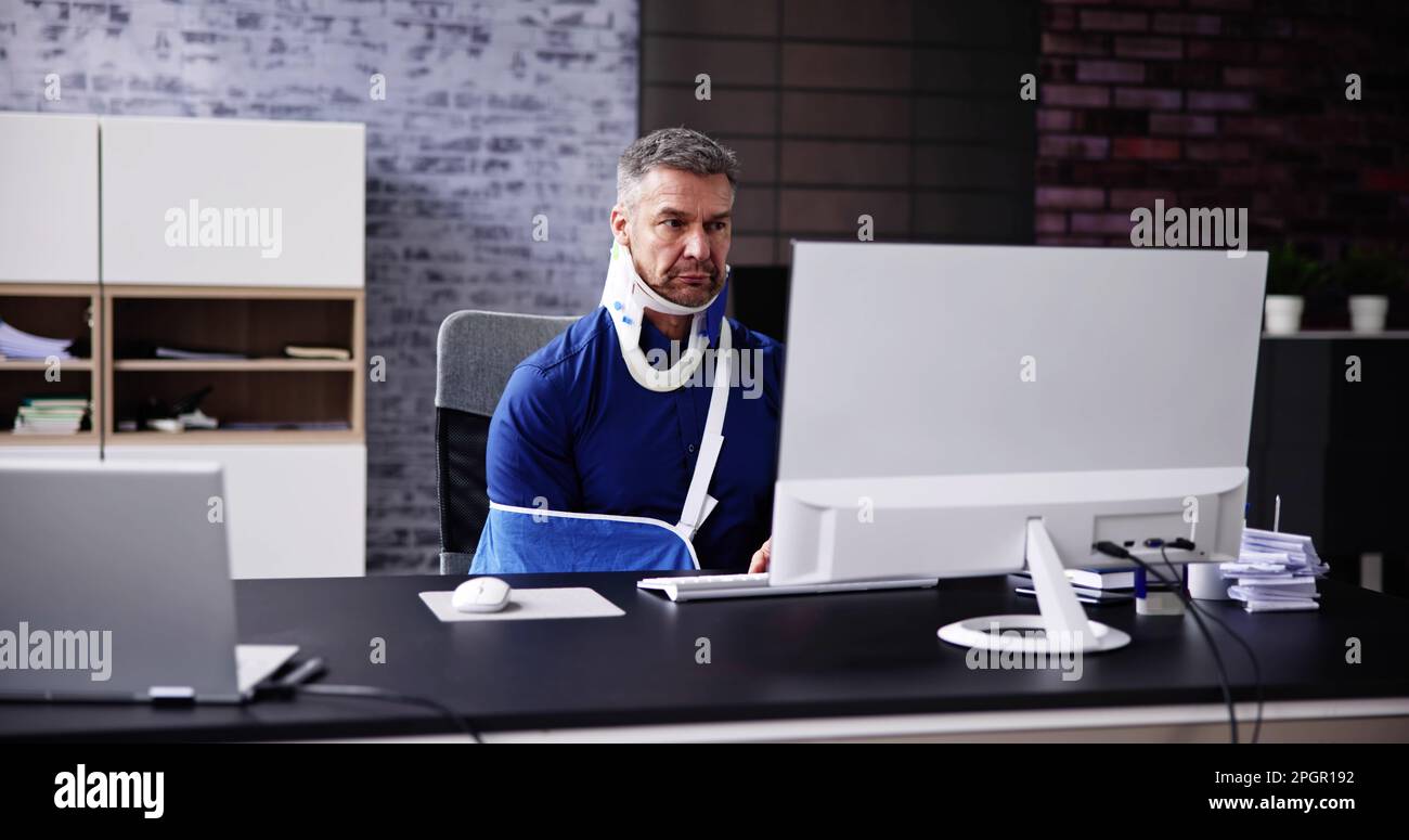 Man in office using computer hi-res stock photography and images - Alamy