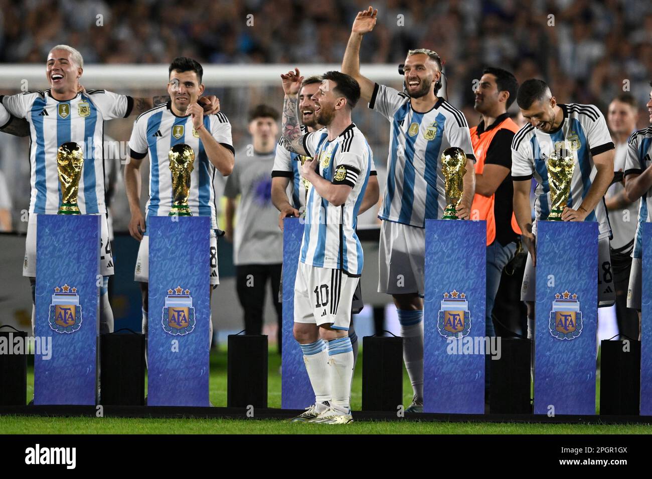 Lionel messi world cup trophy hi-res stock photography and images - Alamy