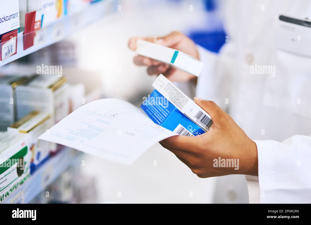 Pharmacist filling a prescription hi-res stock photography and images ...
