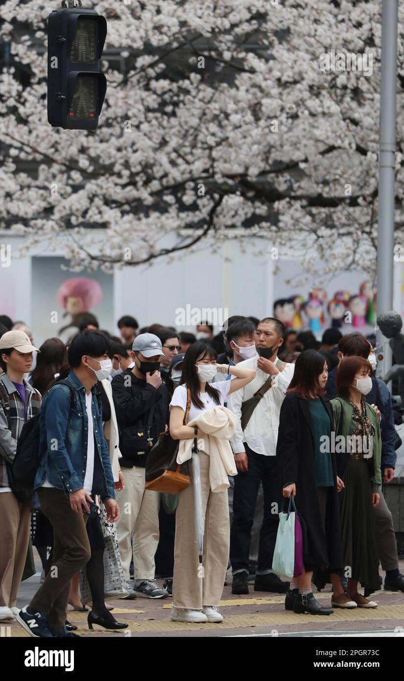 Some people are lightly dressed due to the warm weather in Shibuya ...