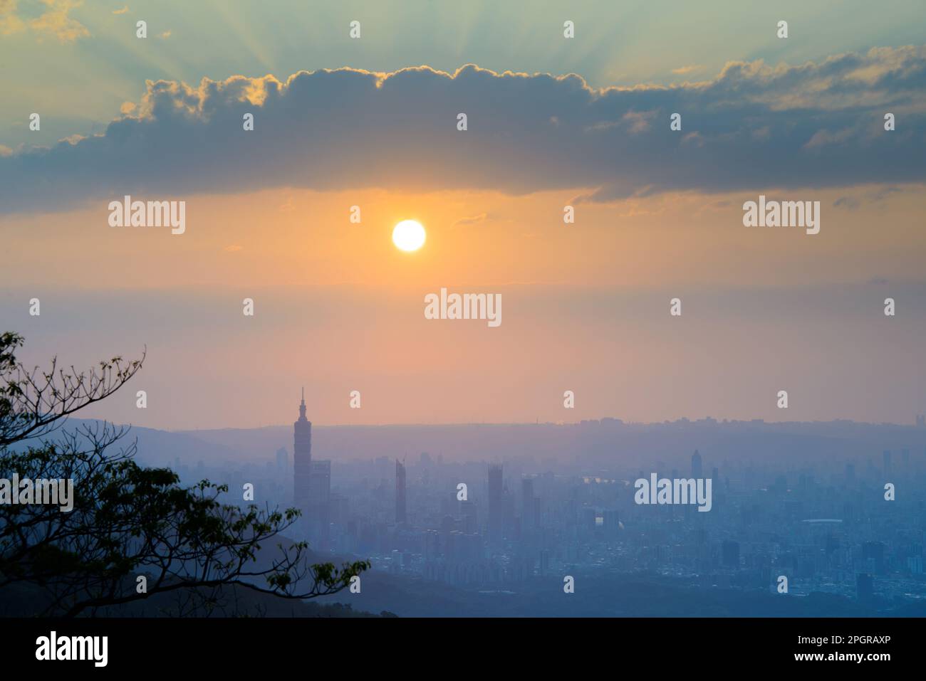 Emotional Taipei Sunset: Awe-Inspiring Skies and Cityscape in Motion ...