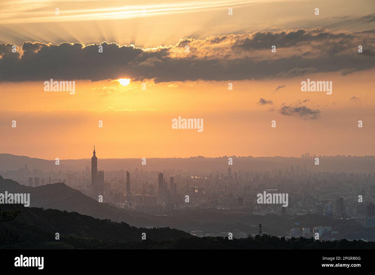 Emotional Taipei Sunset: Awe-Inspiring Skies and Cityscape in Motion ...