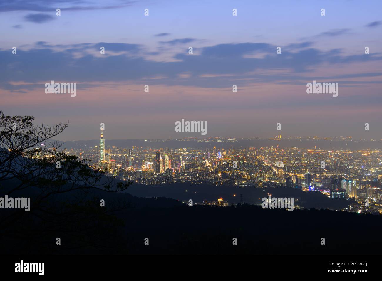 Dynamic Clouds and Urban Scenery: A image of Taipei's Evening Sky ...