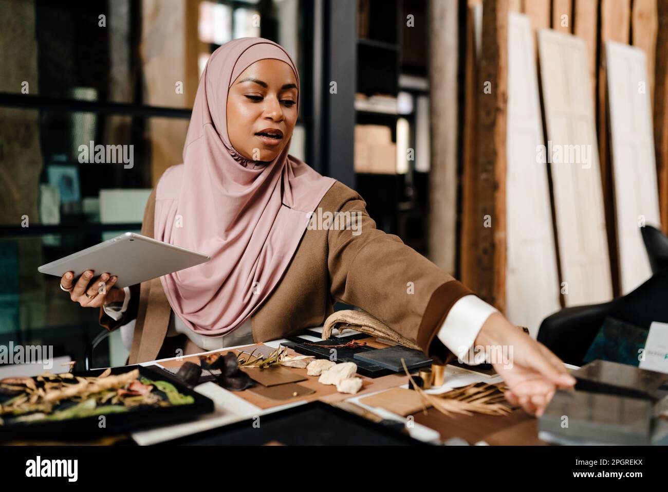 Muslim woman architect hi-res stock photography and images - Alamy