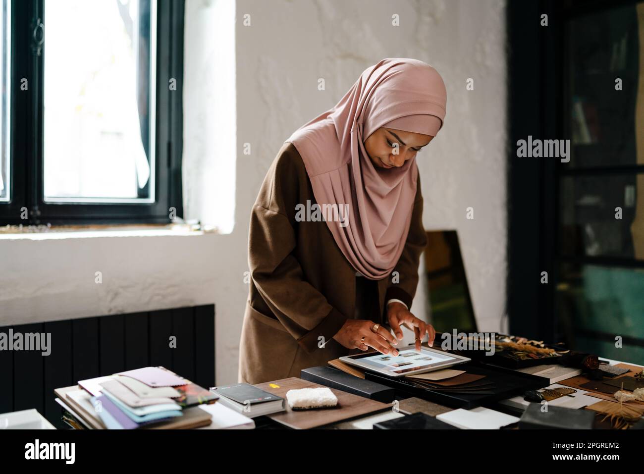 Muslim woman architect hi-res stock photography and images - Alamy