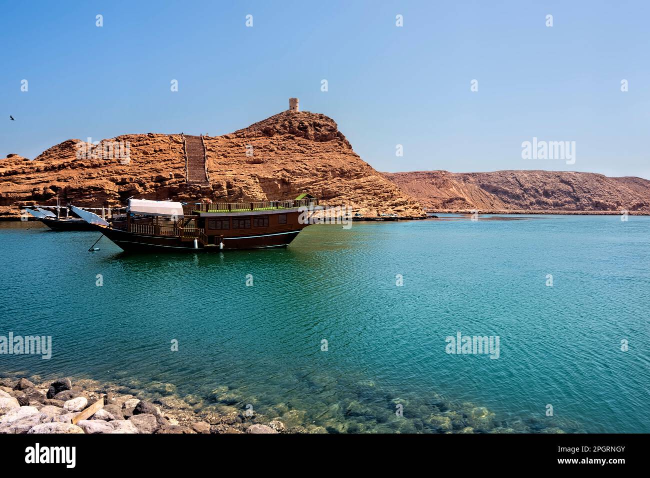 Burj Al-Ayjah watchtower and traditional dhow in Sur, Ash Sharqiyah ...