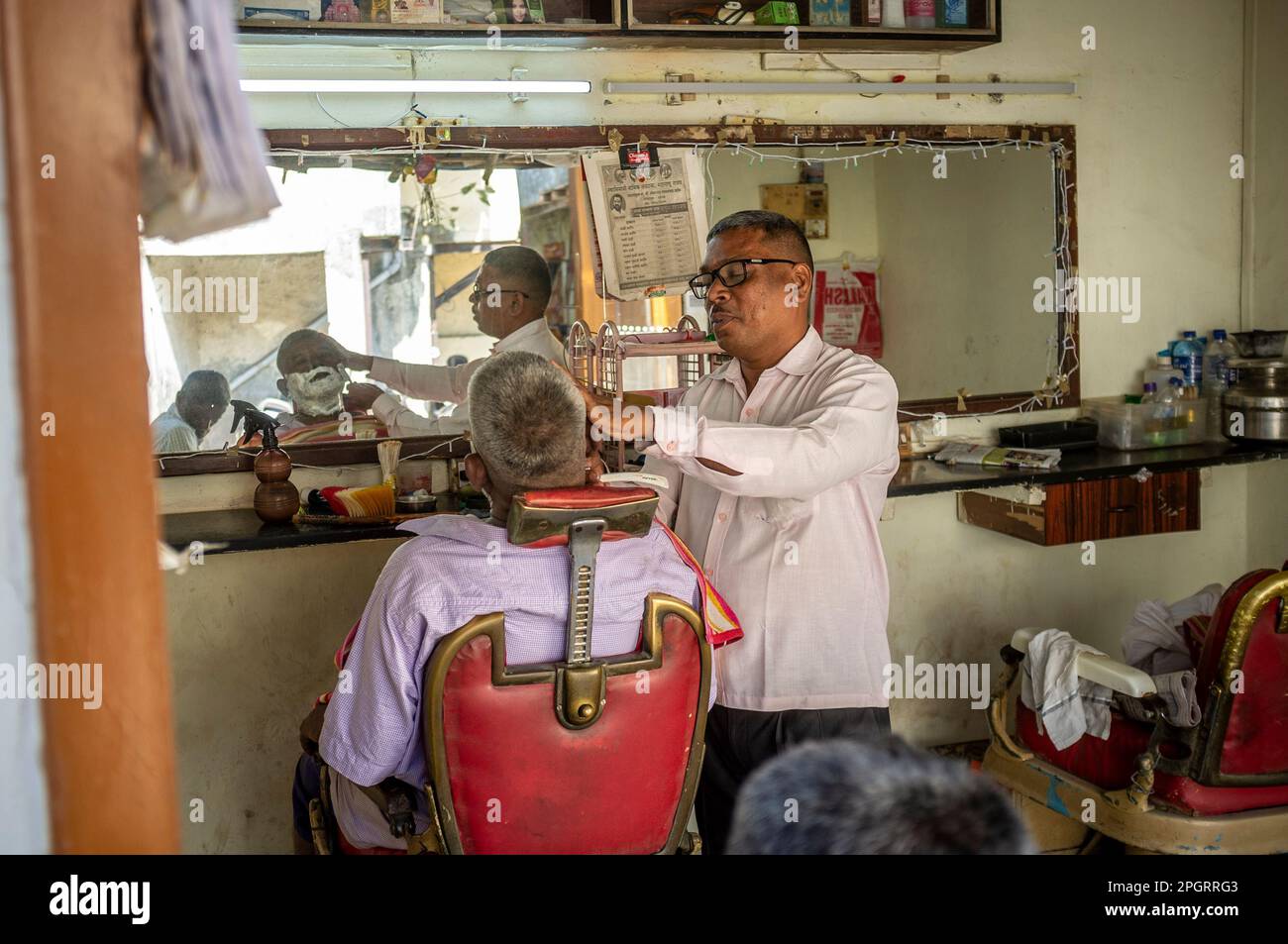Street barber mumbai india hi-res stock photography and images - Alamy