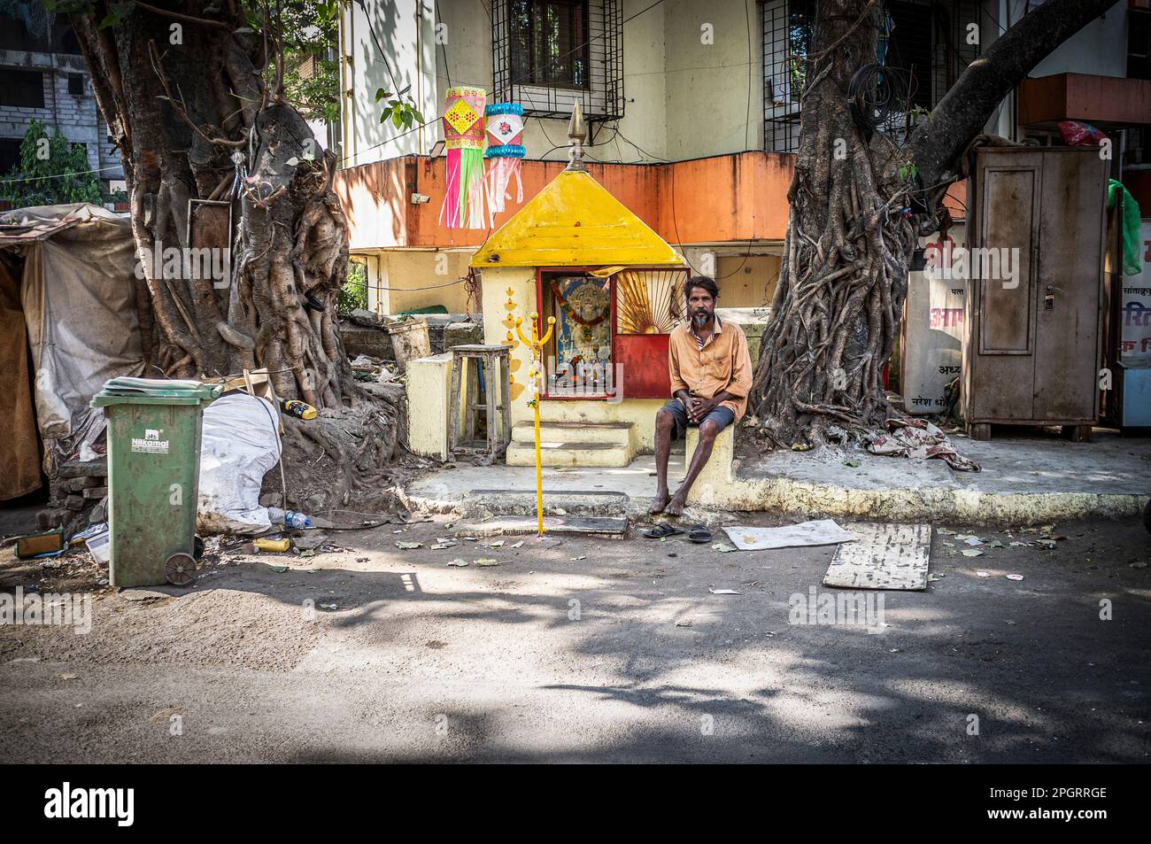 Hindu street shrine mumbai hi-res stock photography and images - Alamy