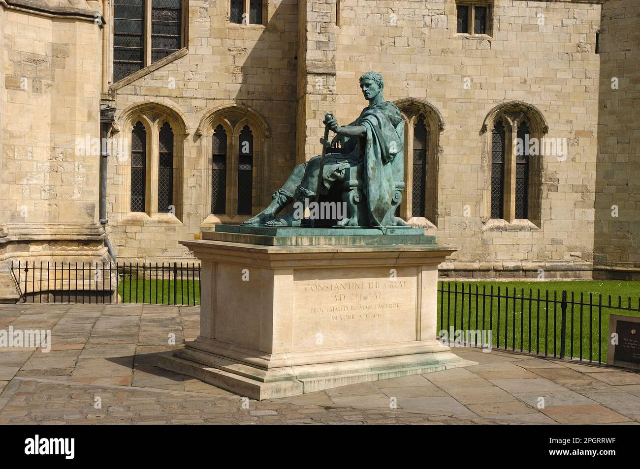 Statue york minster statue hi-res stock photography and images - Alamy