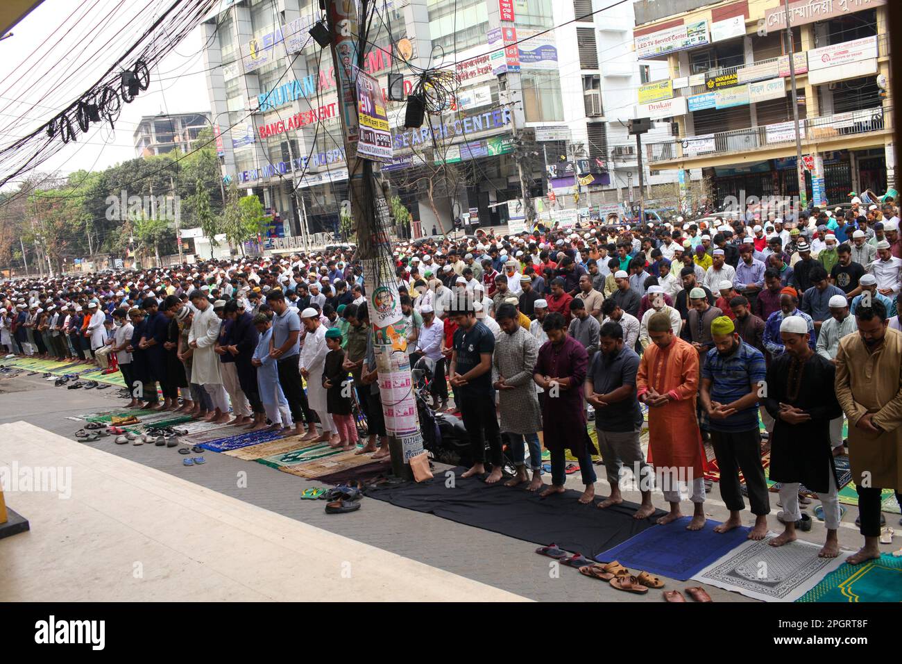 Dhaka, Dhaka, Bangladesh. 24th Mar, 2023. Muslims perform Jumma prayer ...