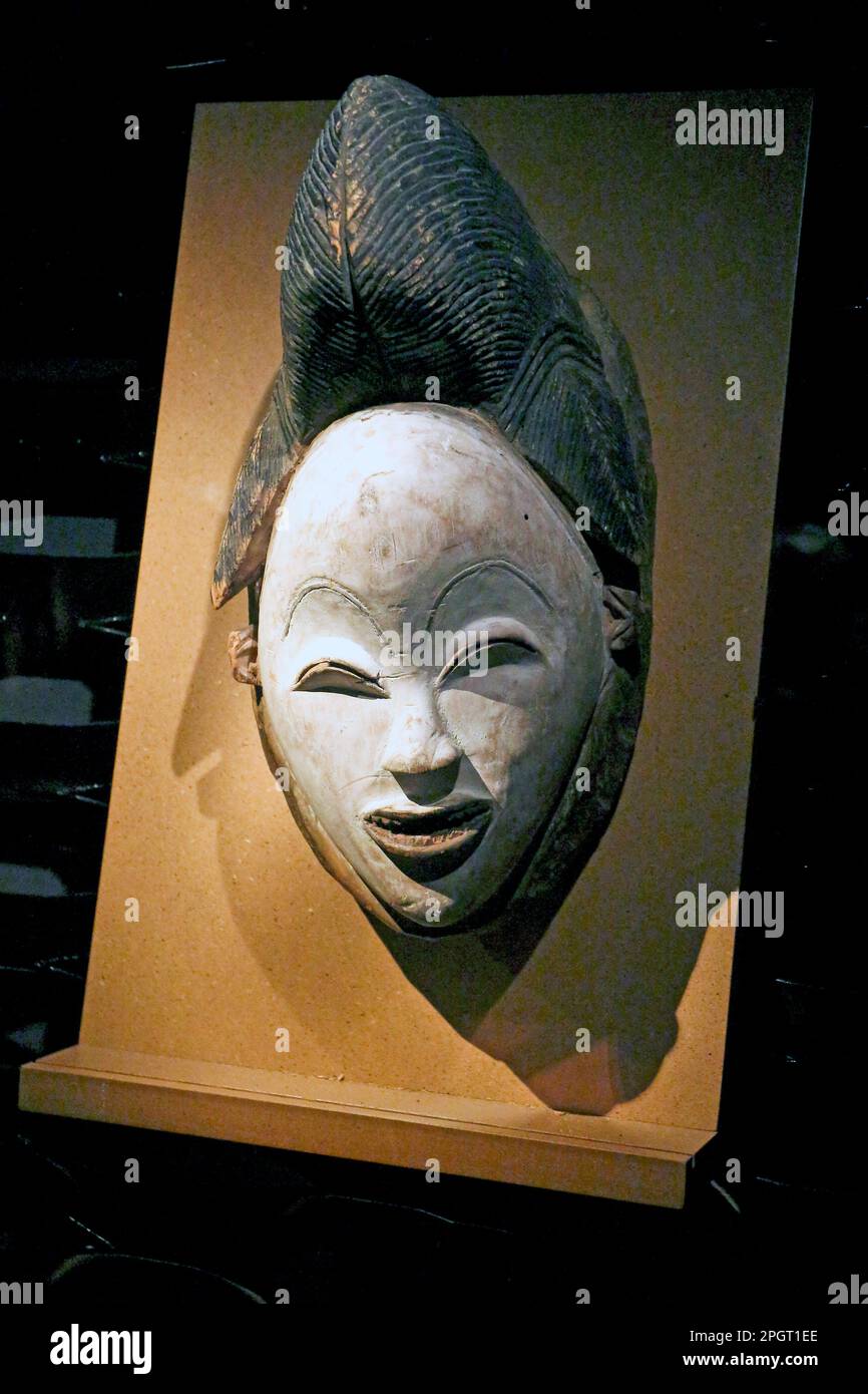 Punu mask hi-res stock photography and images - Alamy
