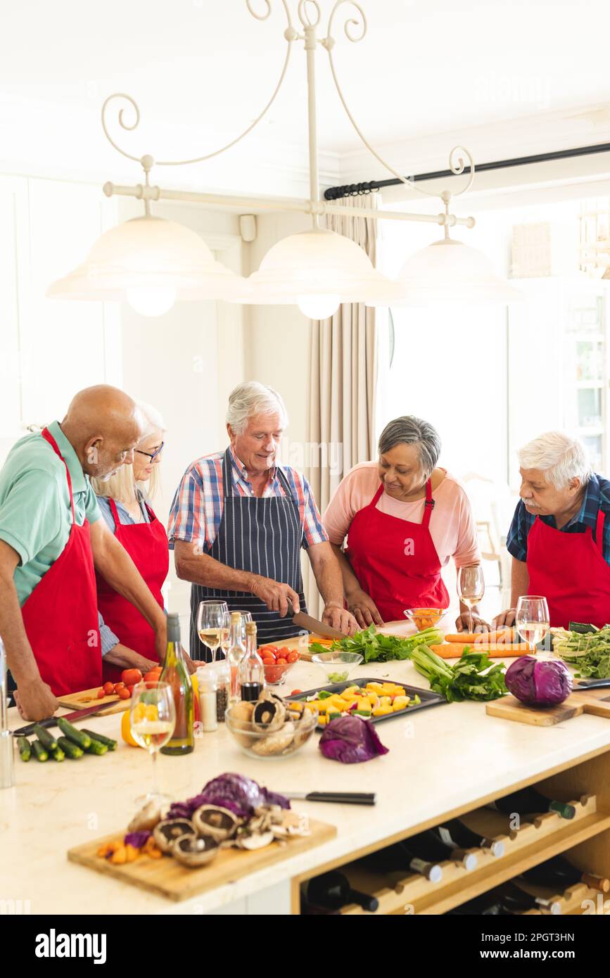 Elderly people cooking class hi-res stock photography and images - Alamy