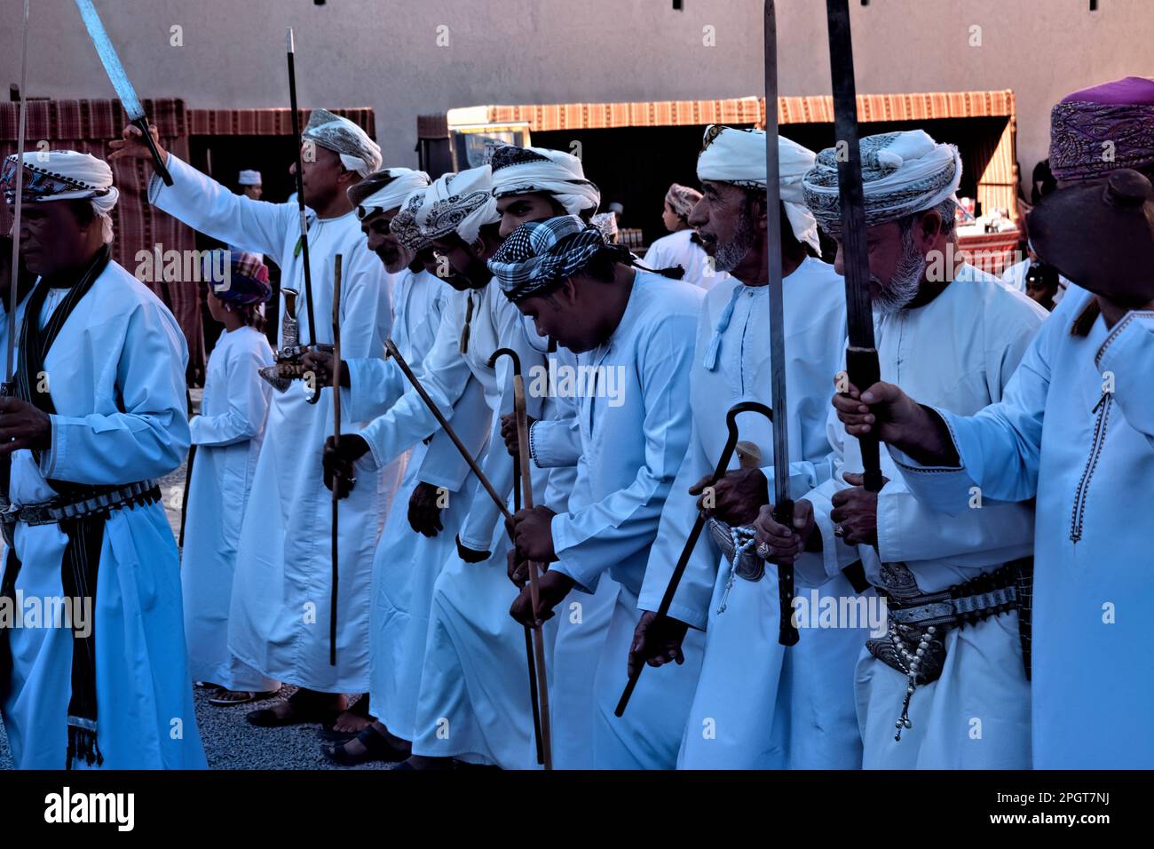 Oman sword dance hi-res stock photography and images - Alamy