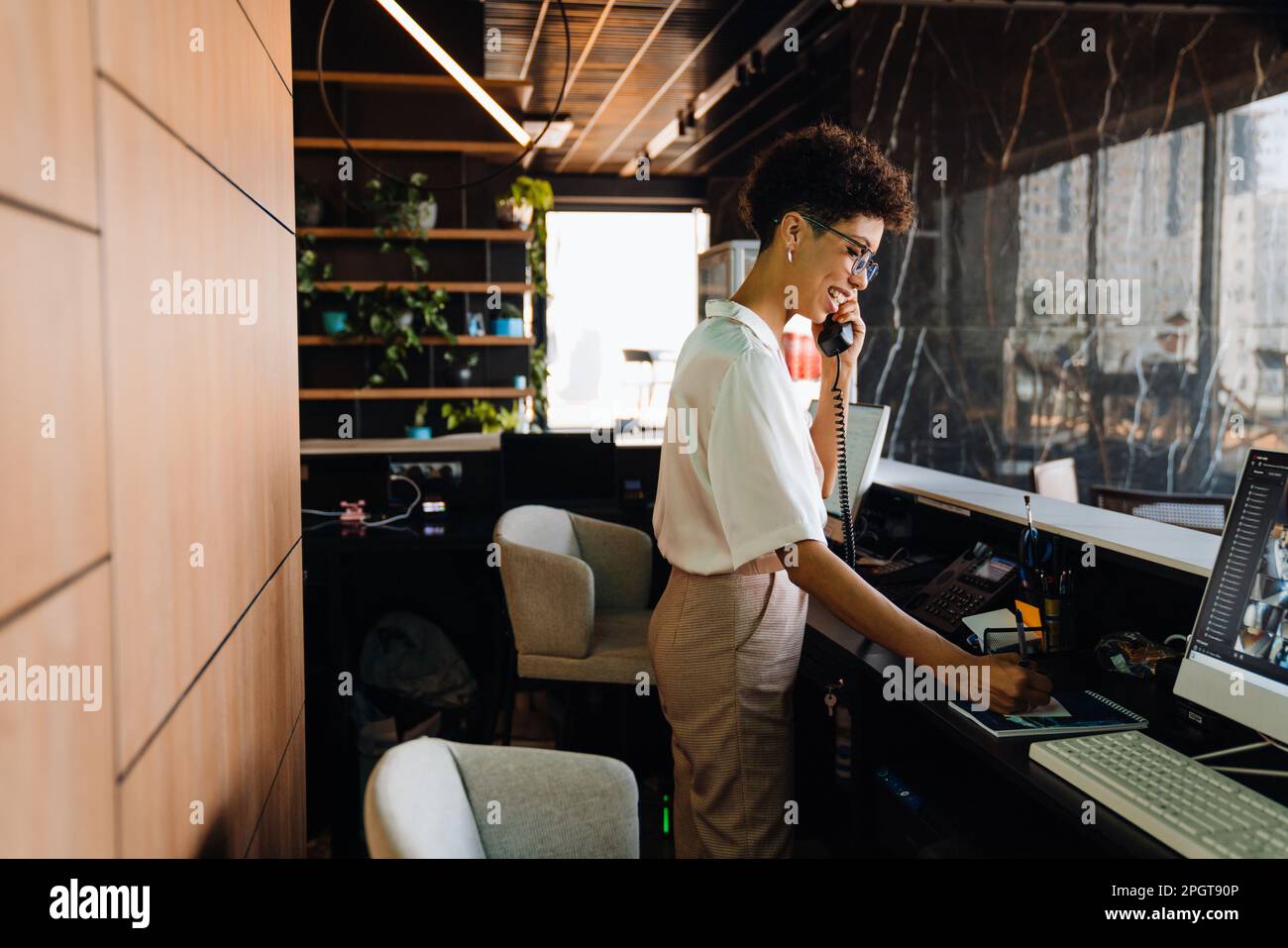 African manager talking receptionist hi-res stock photography and ...