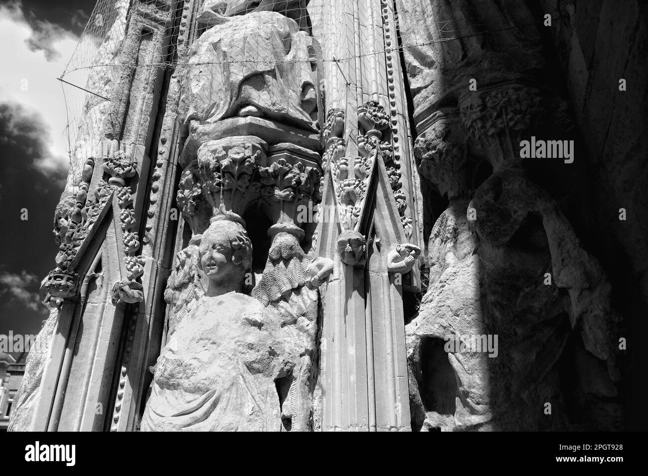 Statue of Angel adorning the front of Exeter Cathedral Stock Photo - Alamy