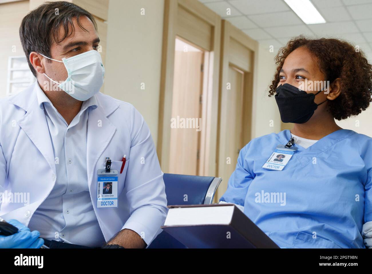 Student discussion facemask hi-res stock photography and images - Alamy